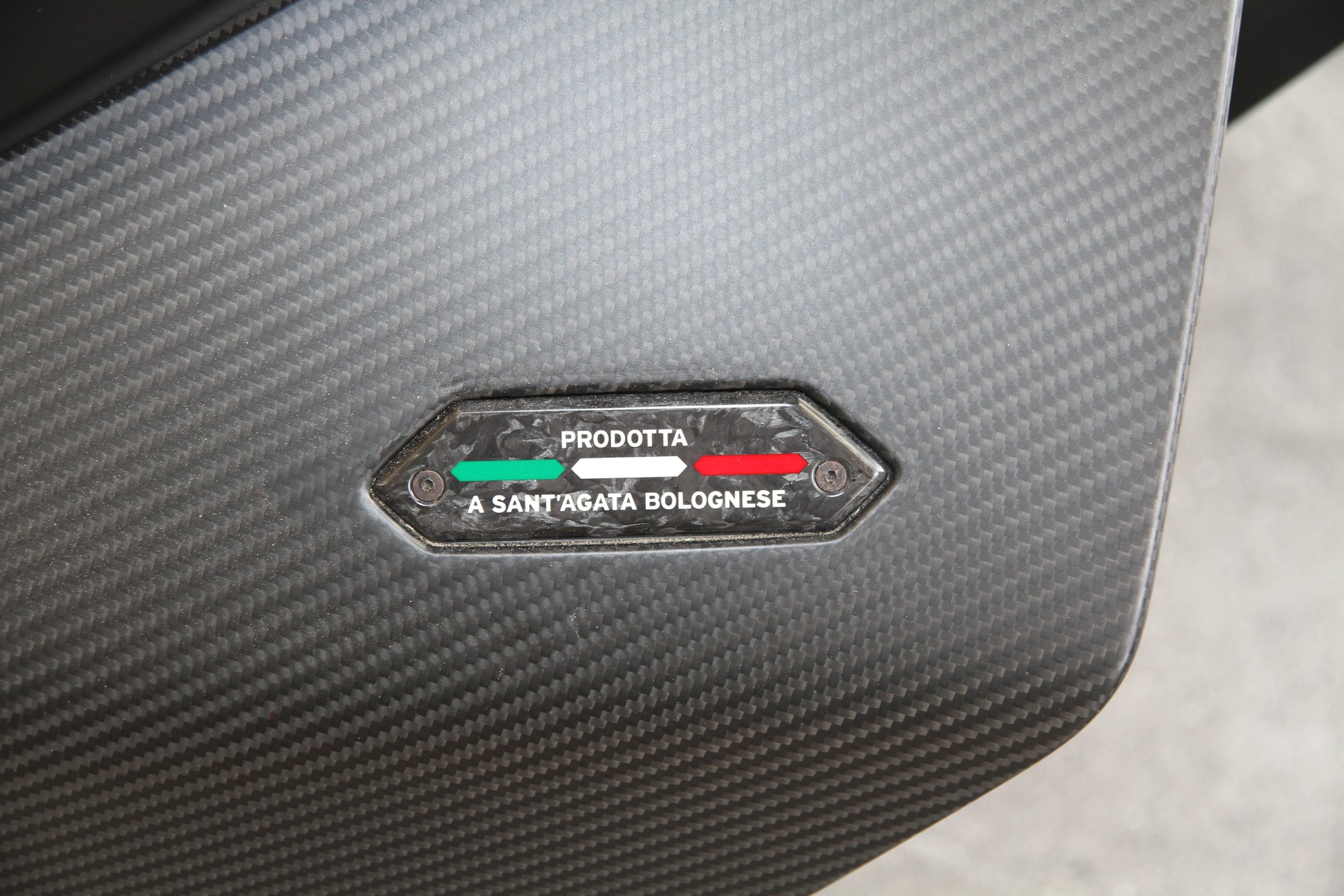 Emirates : c’è chi si porta con se un auto al seguito con il voloper ...